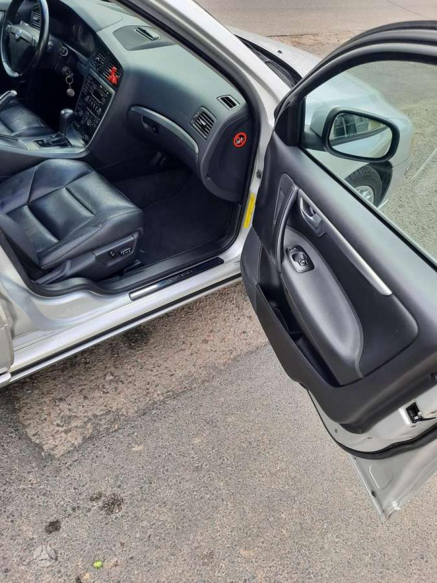 Grey Volvo S60 2007 in Vilnius, with an engine capacity of 2.40 L and mileage of 320 thousand km for 2700 €, photo 31 on AUTOMOTO.COM.LV