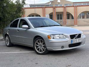 Pelēks Volvo S60 2007 Viļņa, ar dzinēja tilpumu 2.40 L un nobraukumu 370 tūkst. km par 1800 €, foto  vietnē AUTOMOTO.COM.LV