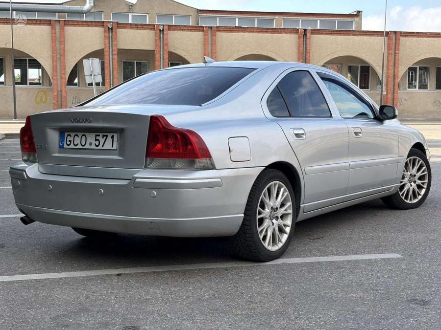 Pelēks Volvo S60 2007 Viļņa, ar dzinēja tilpumu 2.40 L un nobraukumu 370 tūkst. km par 1800 €, foto 9 vietnē AUTOMOTO.COM.LV