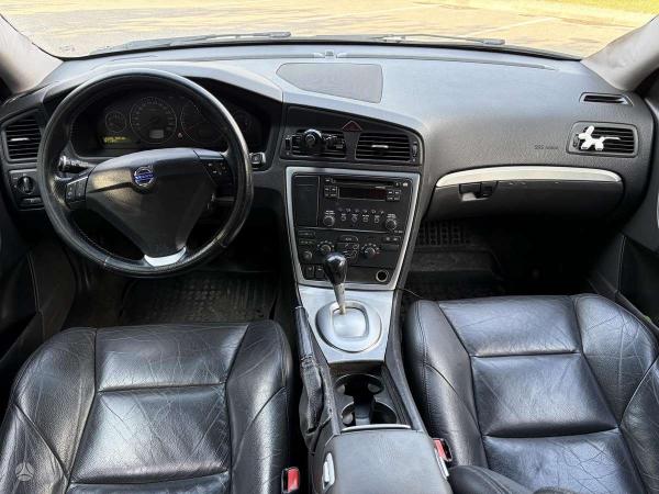 Grey Volvo S60 2007 in Vilnius, with an engine capacity of 2.40 L and mileage of 370 thousand km for 1800 €, photo 10 on AUTOMOTO.COM.LV