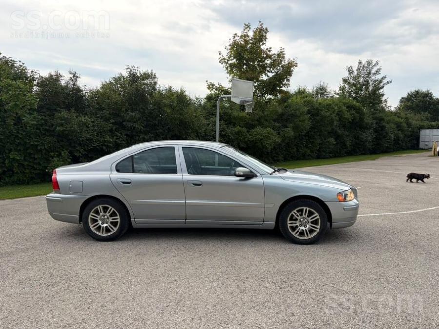 Grey Volvo S60 2007 in Riga, with an engine capacity of 2.40 L and mileage of 319 thousand km for 2600 €, photo 5 on AUTOMOTO.COM.LV