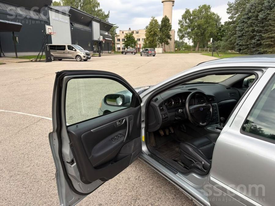 Grey Volvo S60 2007 in Riga, with an engine capacity of 2.40 L and mileage of 319 thousand km for 2600 €, photo 15 on AUTOMOTO.COM.LV