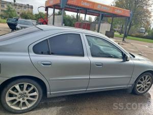 Grey Volvo S60 2007 in Aizkraukle, with an engine capacity of 2.40 L and mileage of 242 thousand km for 2800 €, photo 3 on AUTOMOTO.COM.LV