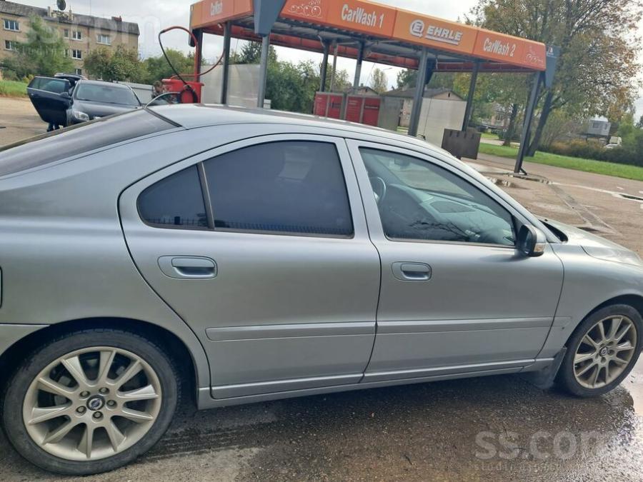 Grey Volvo S60 2007 in Aizkraukle, with an engine capacity of 2.40 L and mileage of 242 thousand km for 2800 €, photo 3 on AUTOMOTO.COM.LV