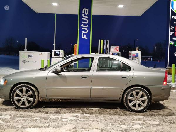 Grey Volvo S60 2008 in Vilnius, with an engine capacity of 2.40 L and mileage of 500 thousand km for 1350 €, photo 4 on AUTOMOTO.COM.LV