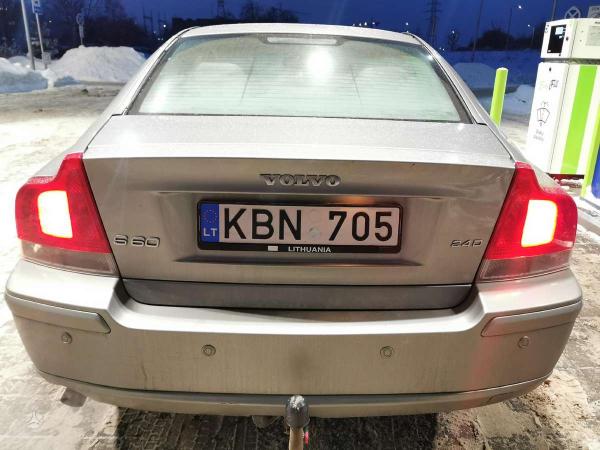 Grey Volvo S60 2008 in Vilnius, with an engine capacity of 2.40 L and mileage of 500 thousand km for 1350 €, photo 5 on AUTOMOTO.COM.LV