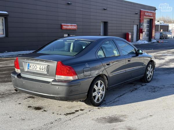 Grey Volvo S60 2008 in Vilnius, with an engine capacity of 2.40 L and mileage of 320 thousand km for 1850 €, photo 4 on AUTOMOTO.COM.LV