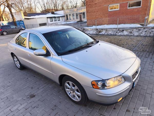 Pelēks Volvo S60 2008 Tauragė, ar dzinēja tilpumu 2.40 L un nobraukumu 384 tūkst. km par 1950 €, foto 1 vietnē AUTOMOTO.COM.LV