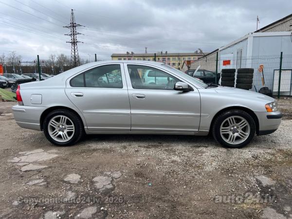 Pelēks Volvo S60 2008 Narva, ar dzinēja tilpumu 2.40 L un nobraukumu 355 tūkst. km par 1999 €, foto 3 vietnē AUTOMOTO.COM.LV