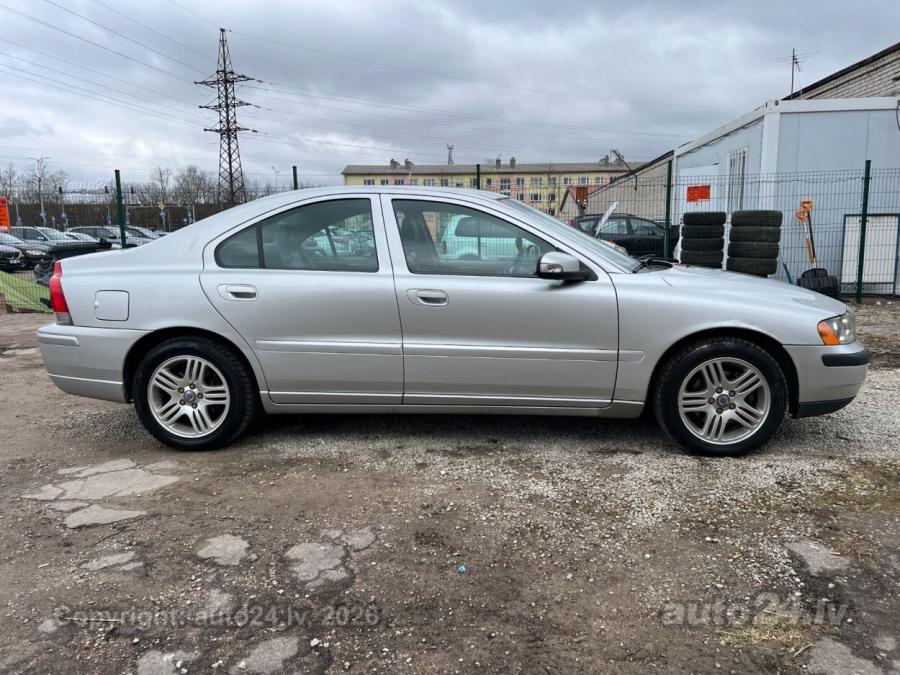 Pelēks Volvo S60 2008 Narva, ar dzinēja tilpumu 2.40 L un nobraukumu 355 tūkst. km par 1999 €, foto 4 vietnē AUTOMOTO.COM.LV