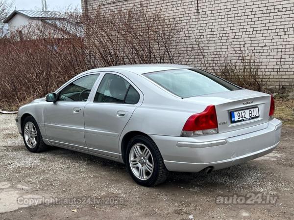 Pelēks Volvo S60 2008 Narva, ar dzinēja tilpumu 2.40 L un nobraukumu 355 tūkst. km par 1999 €, foto 6 vietnē AUTOMOTO.COM.LV