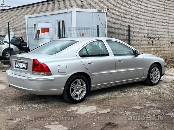 Pelēks Volvo S60 2008 Narva, ar dzinēja tilpumu 2.40 L un nobraukumu 355 tūkst. km par 1999 €, foto 7 vietnē AUTOMOTO.COM.LV