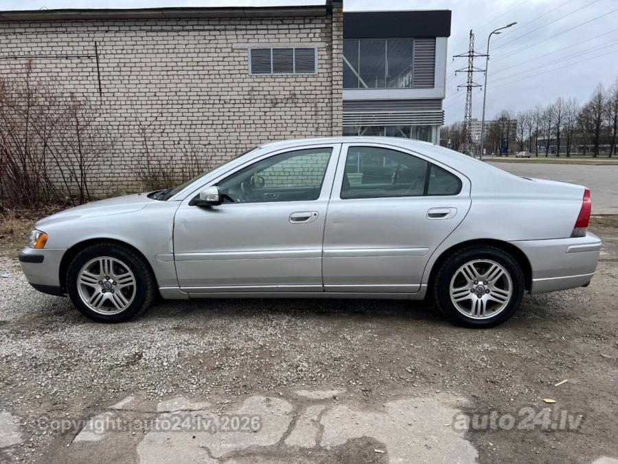 Pelēks Volvo S60 2008 Narva, ar dzinēja tilpumu 2.40 L un nobraukumu 355 tūkst. km par 1999 €, foto 9 vietnē AUTOMOTO.COM.LV