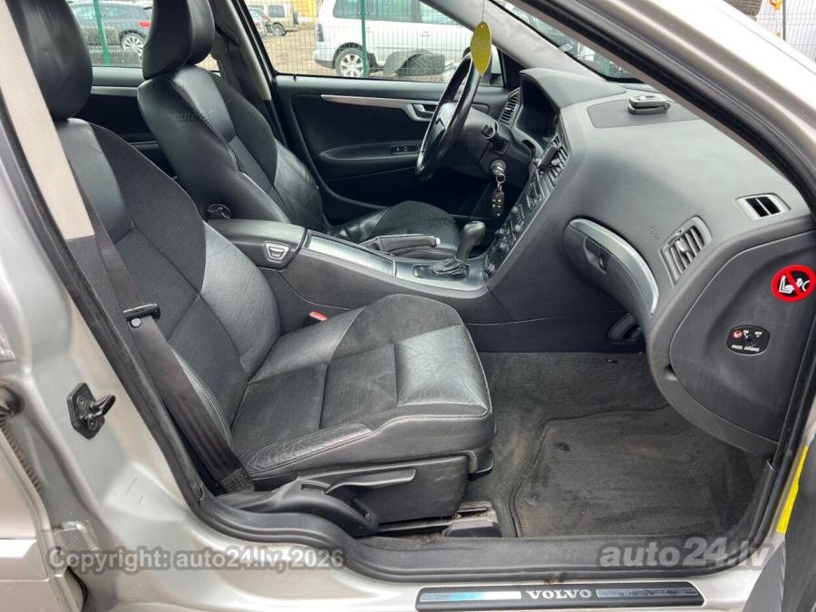 Pelēks Volvo S60 2008 Narva, ar dzinēja tilpumu 2.40 L un nobraukumu 355 tūkst. km par 1999 €, foto 14 vietnē AUTOMOTO.COM.LV