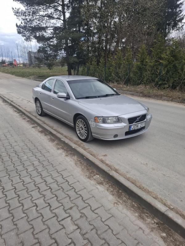 Pelēks Volvo S60 2008 Viļņa, ar dzinēja tilpumu 2.40 L un nobraukumu 237 tūkst. km par 2200 €, foto 2 vietnē AUTOMOTO.COM.LV