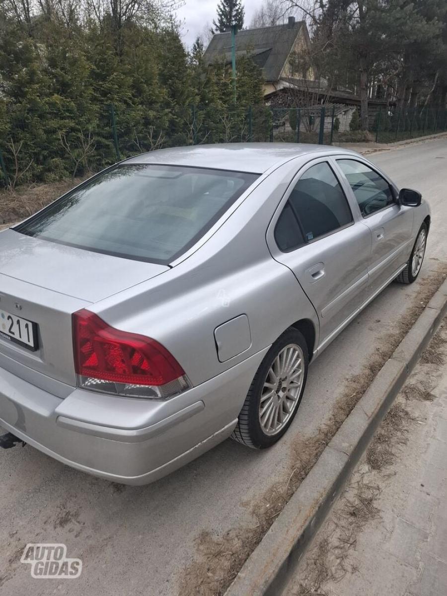 Pelēks Volvo S60 2008 Viļņa, ar dzinēja tilpumu 2.40 L un nobraukumu 237 tūkst. km par 2200 €, foto 4 vietnē AUTOMOTO.COM.LV