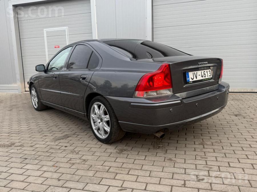 Pelēks Volvo S60 2008 Rīga, ar dzinēja tilpumu 2.40 L un nobraukumu 405 tūkst. km par 2650 €, foto 5 vietnē AUTOMOTO.COM.LV