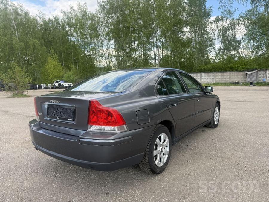 Grey Volvo S60 2008 in Riga, with an engine capacity of 2.40 L and mileage of 281 thousand km for 3980 €, photo 4 on AUTOMOTO.COM.LV