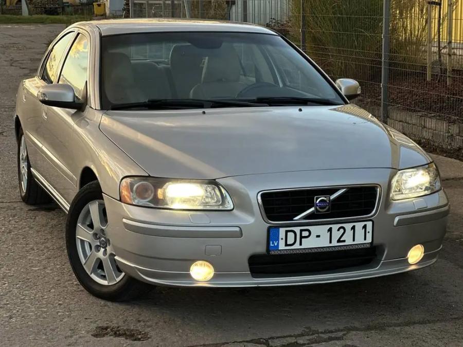 Grey Volvo S60 2008 in Riga, with an engine capacity of 2.40 L and mileage of 329 thousand km for 2600 €, photo 1 on AUTOMOTO.COM.LV