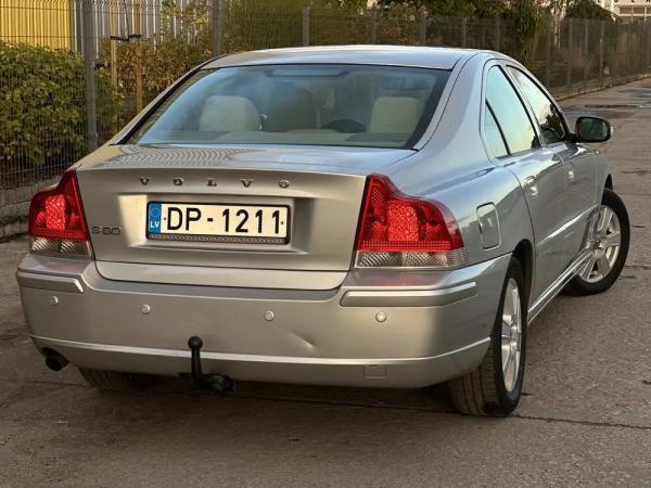 Grey Volvo S60 2008 in Riga, with an engine capacity of 2.40 L and mileage of 329 thousand km for 2600 €, photo 2 on AUTOMOTO.COM.LV