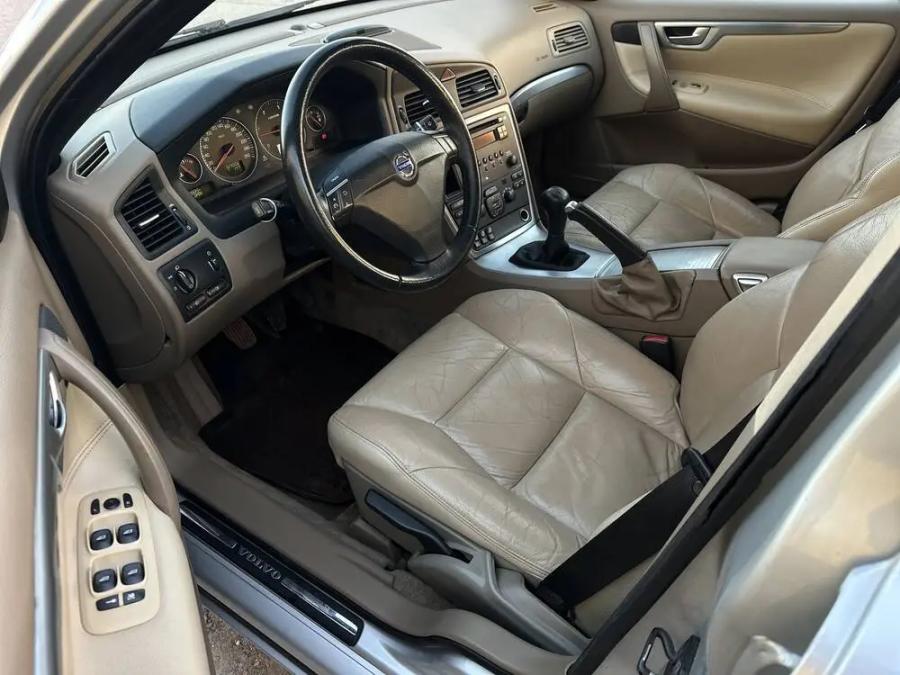 Grey Volvo S60 2008 in Riga, with an engine capacity of 2.40 L and mileage of 329 thousand km for 2600 €, photo 4 on AUTOMOTO.COM.LV