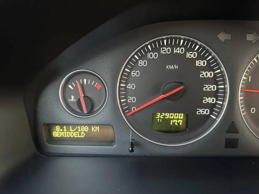 Grey Volvo S60 2008 in Riga, with an engine capacity of 2.40 L and mileage of 329 thousand km for 2600 €, photo 5 on AUTOMOTO.COM.LV