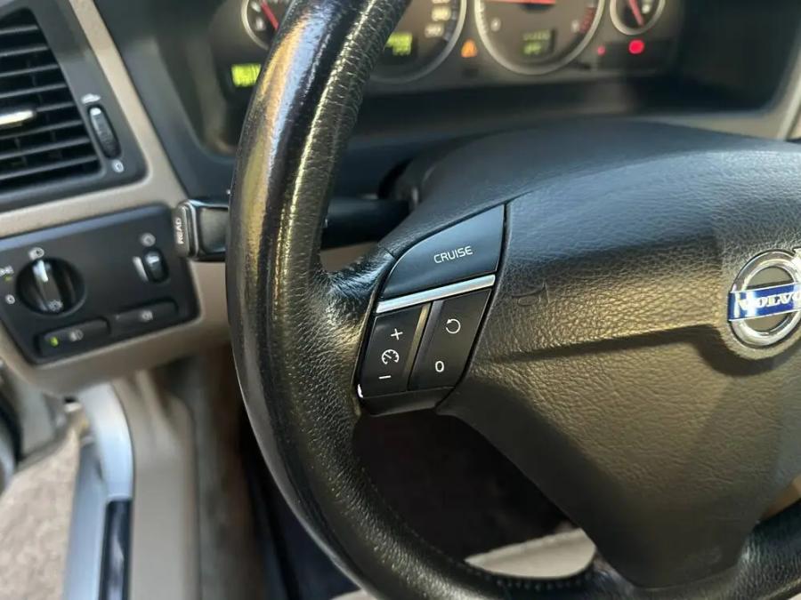 Grey Volvo S60 2008 in Riga, with an engine capacity of 2.40 L and mileage of 329 thousand km for 2600 €, photo 12 on AUTOMOTO.COM.LV