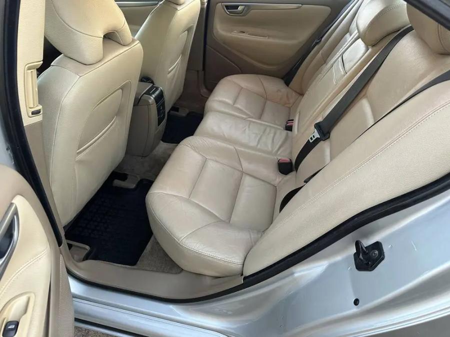 Grey Volvo S60 2008 in Riga, with an engine capacity of 2.40 L and mileage of 329 thousand km for 2600 €, photo 17 on AUTOMOTO.COM.LV