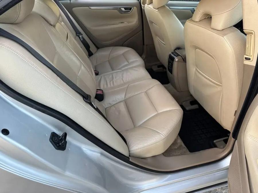 Grey Volvo S60 2008 in Riga, with an engine capacity of 2.40 L and mileage of 329 thousand km for 2600 €, photo 18 on AUTOMOTO.COM.LV