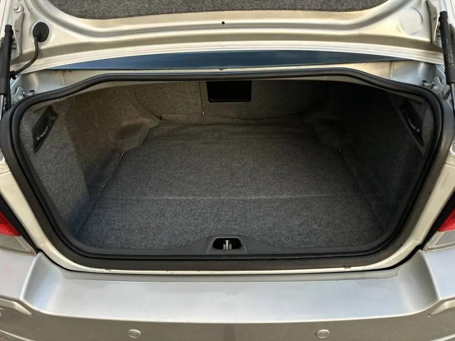 Grey Volvo S60 2008 in Riga, with an engine capacity of 2.40 L and mileage of 329 thousand km for 2600 €, photo 19 on AUTOMOTO.COM.LV
