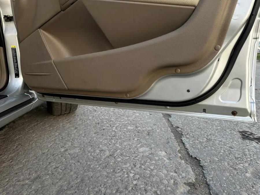 Grey Volvo S60 2008 in Riga, with an engine capacity of 2.40 L and mileage of 329 thousand km for 2600 €, photo 24 on AUTOMOTO.COM.LV