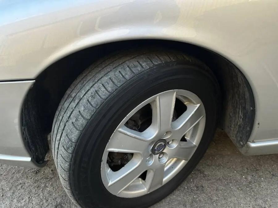 Grey Volvo S60 2008 in Riga, with an engine capacity of 2.40 L and mileage of 329 thousand km for 2600 €, photo 26 on AUTOMOTO.COM.LV