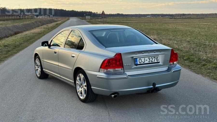 Grey Volvo S60 2008 in Riga, with an engine capacity of 2.40 L and mileage of 307 thousand km for 4200 €, photo 5 on AUTOMOTO.COM.LV