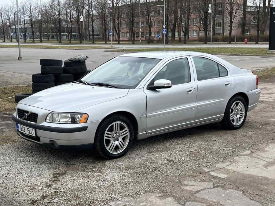 Pelēks Volvo S60 2008 Narva, ar dzinēja tilpumu 2.40 L un nobraukumu 344 tūkst. km par 1999 €, foto 13 vietnē AUTOMOTO.COM.LV