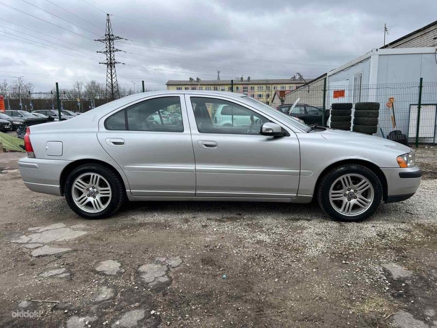 Pelēks Volvo S60 2008 Narva, ar dzinēja tilpumu 2.40 L un nobraukumu 344 tūkst. km par 1999 €, foto 17 vietnē AUTOMOTO.COM.LV