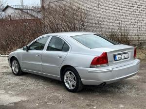 Pelēks Volvo S60 2008 Narva, ar dzinēja tilpumu 2.40 L un nobraukumu 344 tūkst. km par 1999 €, foto 18 vietnē AUTOMOTO.COM.LV