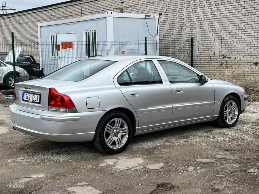 Pelēks Volvo S60 2008 Narva, ar dzinēja tilpumu 2.40 L un nobraukumu 344 tūkst. km par 1999 €, foto 19 vietnē AUTOMOTO.COM.LV