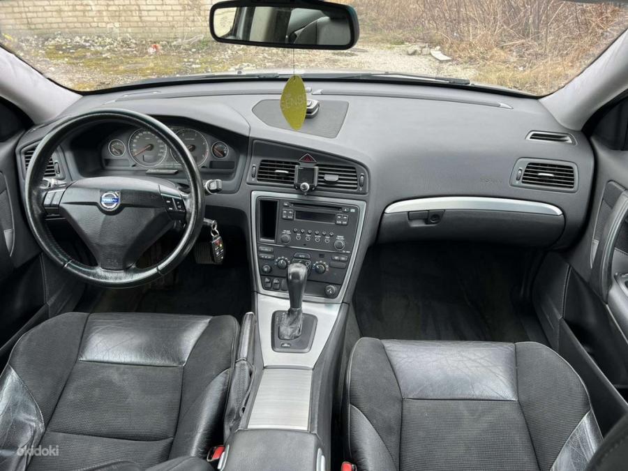 Pelēks Volvo S60 2008 Narva, ar dzinēja tilpumu 2.40 L un nobraukumu 344 tūkst. km par 1999 €, foto 21 vietnē AUTOMOTO.COM.LV