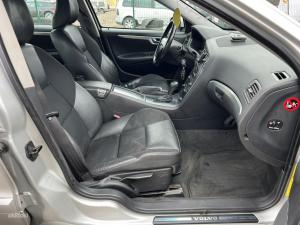 Pelēks Volvo S60 2008 Narva, ar dzinēja tilpumu 2.40 L un nobraukumu 344 tūkst. km par 1999 €, foto 22 vietnē AUTOMOTO.COM.LV