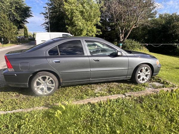 Pelēks Volvo S60 2008 Kohtla-Jerve, ar dzinēja tilpumu 0.00 L un nobraukumu 296 tūkst. km par 2000 €, foto 3 vietnē AUTOMOTO.COM.LV
