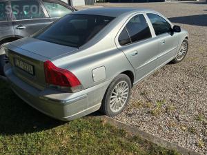 Pelēks Volvo S60 2008 Dobele, ar dzinēja tilpumu 2.40 L un nobraukumu 335 tūkst. km par 2150 €, foto 5 vietnē AUTOMOTO.COM.LV