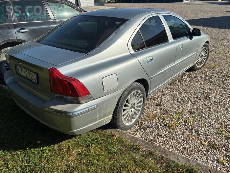 Pelēks Volvo S60 2008 Dobele, ar dzinēja tilpumu 2.40 L un nobraukumu 335 tūkst. km par 2150 €, foto 5 vietnē AUTOMOTO.COM.LV