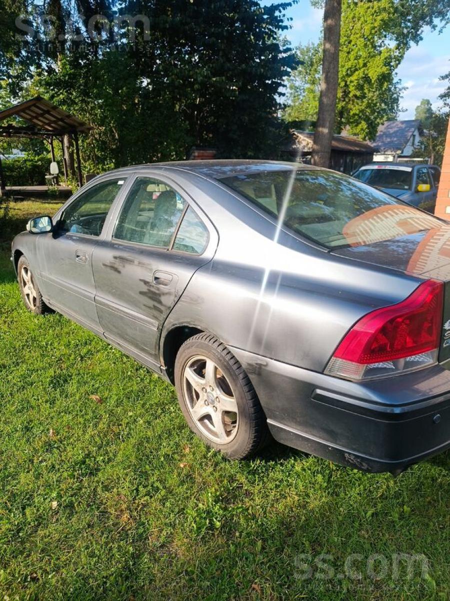Pelēks Volvo S60 2008 Rīga, ar dzinēja tilpumu 2.40 L un nobraukumu 376 tūkst. km par 1800 €, foto 4 vietnē AUTOMOTO.COM.LV