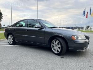 Pelēks Volvo S60 2008 Rīga, ar dzinēja tilpumu 2.40 L un nobraukumu 365 tūkst. km par 2800 €, foto  vietnē AUTOMOTO.COM.LV