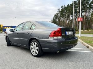 Pelēks Volvo S60 2008 Rīga, ar dzinēja tilpumu 2.40 L un nobraukumu 365 tūkst. km par 2800 €, foto 5 vietnē AUTOMOTO.COM.LV