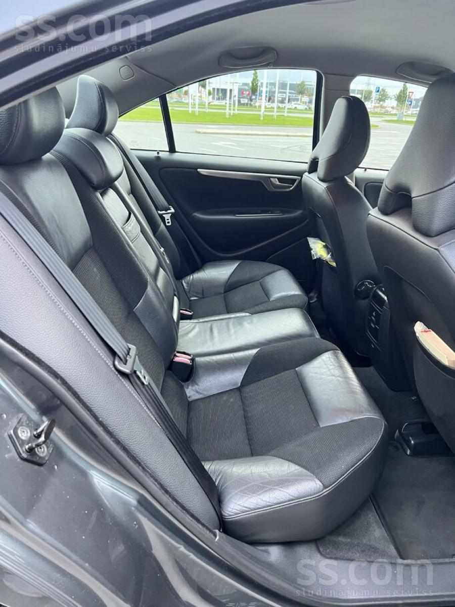 Pelēks Volvo S60 2008 Rīga, ar dzinēja tilpumu 2.40 L un nobraukumu 365 tūkst. km par 2800 €, foto 7 vietnē AUTOMOTO.COM.LV
