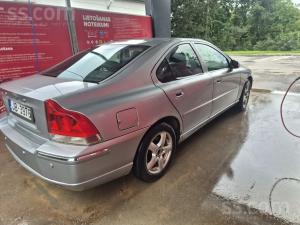 Grey Volvo S60 2008 in Cesis, with an engine capacity of 2.40 L and mileage of 283 thousand km for 1500 €, photo 5 on AUTOMOTO.COM.LV
