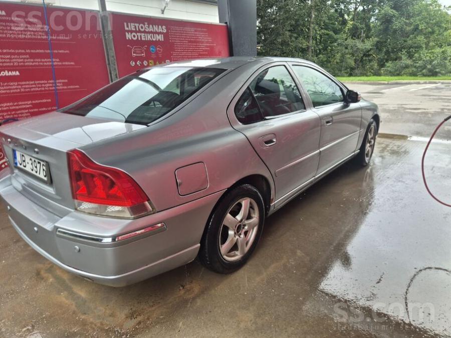 Grey Volvo S60 2008 in Cesis, with an engine capacity of 2.40 L and mileage of 283 thousand km for 1500 €, photo 5 on AUTOMOTO.COM.LV