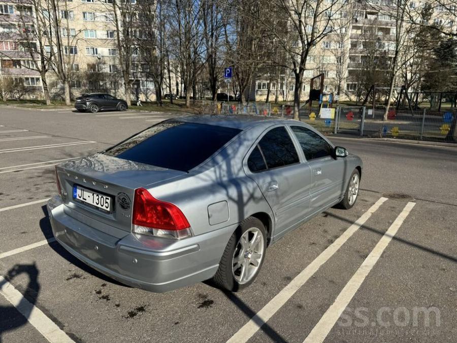 Pelēks Volvo S60 2009 Rīga, ar dzinēja tilpumu 2.40 L un nobraukumu 303 tūkst. km par 1450 €, foto 3 vietnē AUTOMOTO.COM.LV