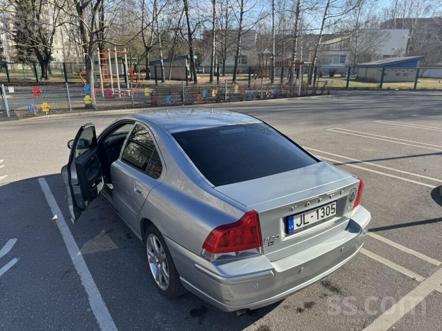 Pelēks Volvo S60 2009 Rīga, ar dzinēja tilpumu 2.40 L un nobraukumu 303 tūkst. km par 1450 €, foto 4 vietnē AUTOMOTO.COM.LV